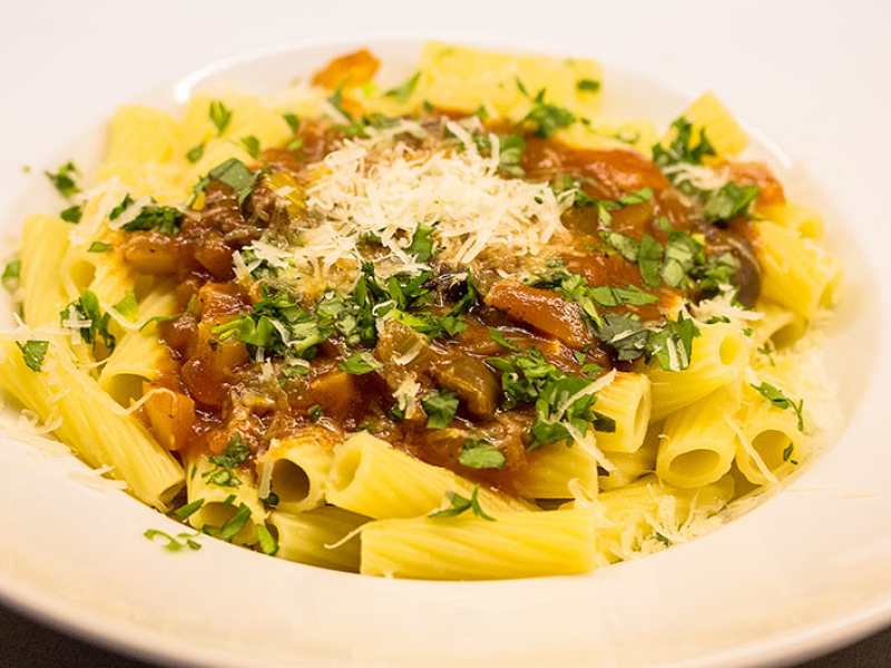 Pasta alla Ciociara - Nudeln mit Paprikaschoten und Oliven