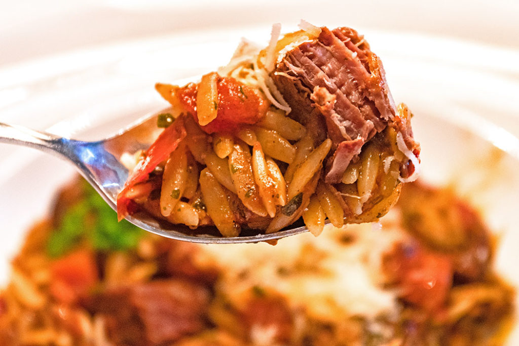 Giouvetsi: Schmorfleisch mit Kritharaki aus dem Ofen